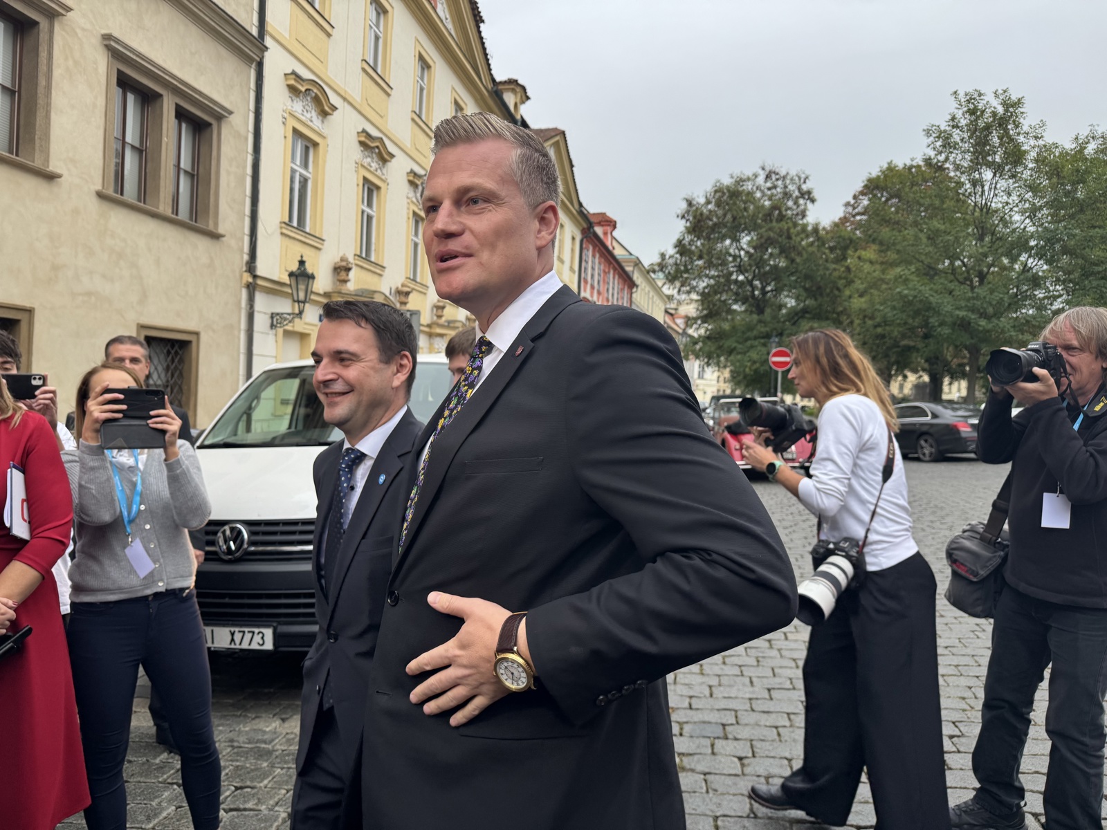 Galerie: Volby do Poslanecké sněmovny 2025: Filip Turek dorazil do štábu s grácií – fotka 23 ...