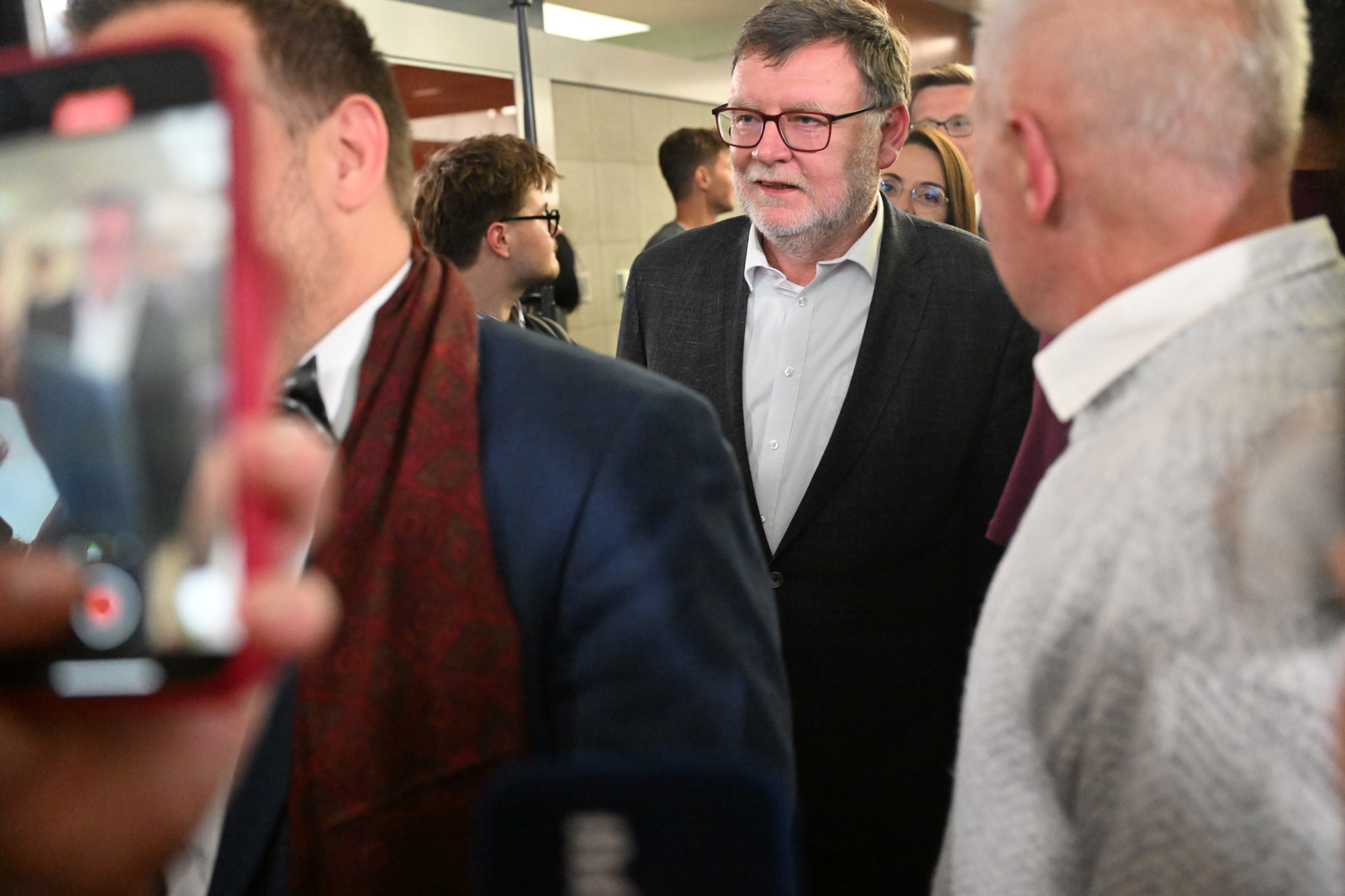 Galerie: Daniel Sterzik pár hodin po fiasku Stačilo! škemral u lidí o ...