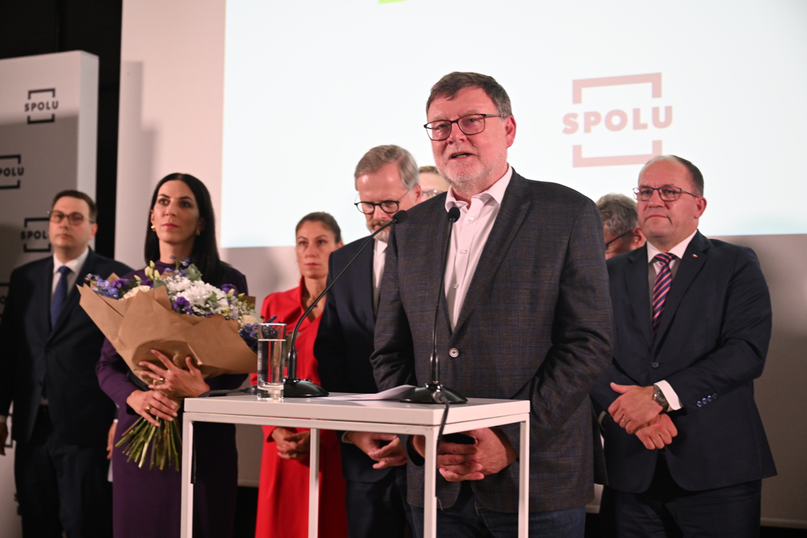 Galerie: Daniel Sterzik pár hodin po fiasku Stačilo! škemral u lidí o ...