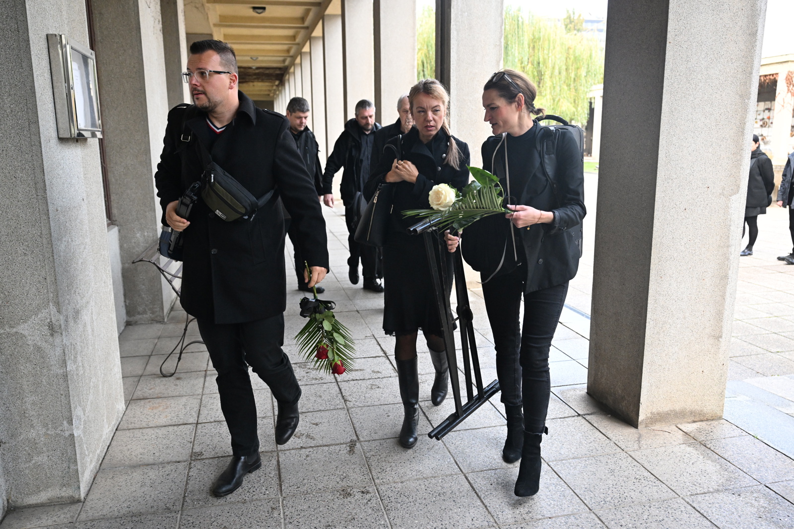 Galerie: Poslední rozloučení s Janem Šatrou: Dorazil zdrcený Felix ...