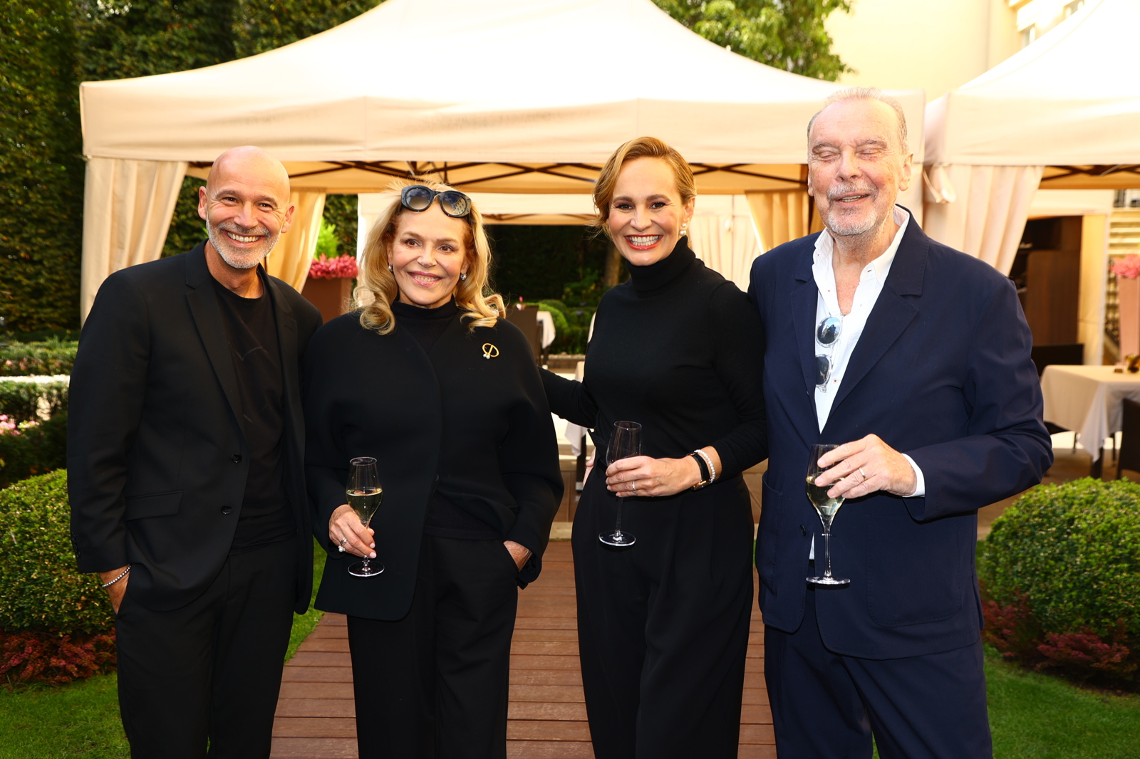 Galerie: Dojemný krok Štefana Margity: Na křtu nechal rozprašovat vůni ...