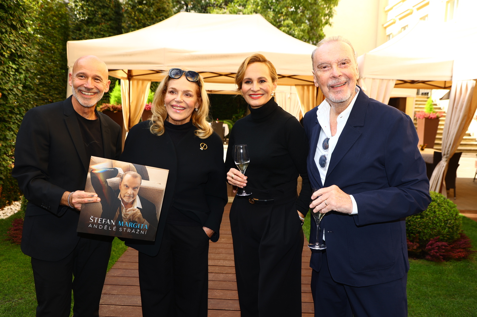 Galerie: Dojemný krok Štefana Margity: Na křtu nechal rozprašovat vůni ...