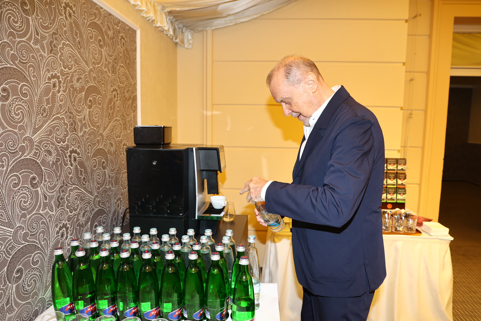 Galerie: Dojemný krok Štefana Margity: Na křtu nechal rozprašovat vůni ...