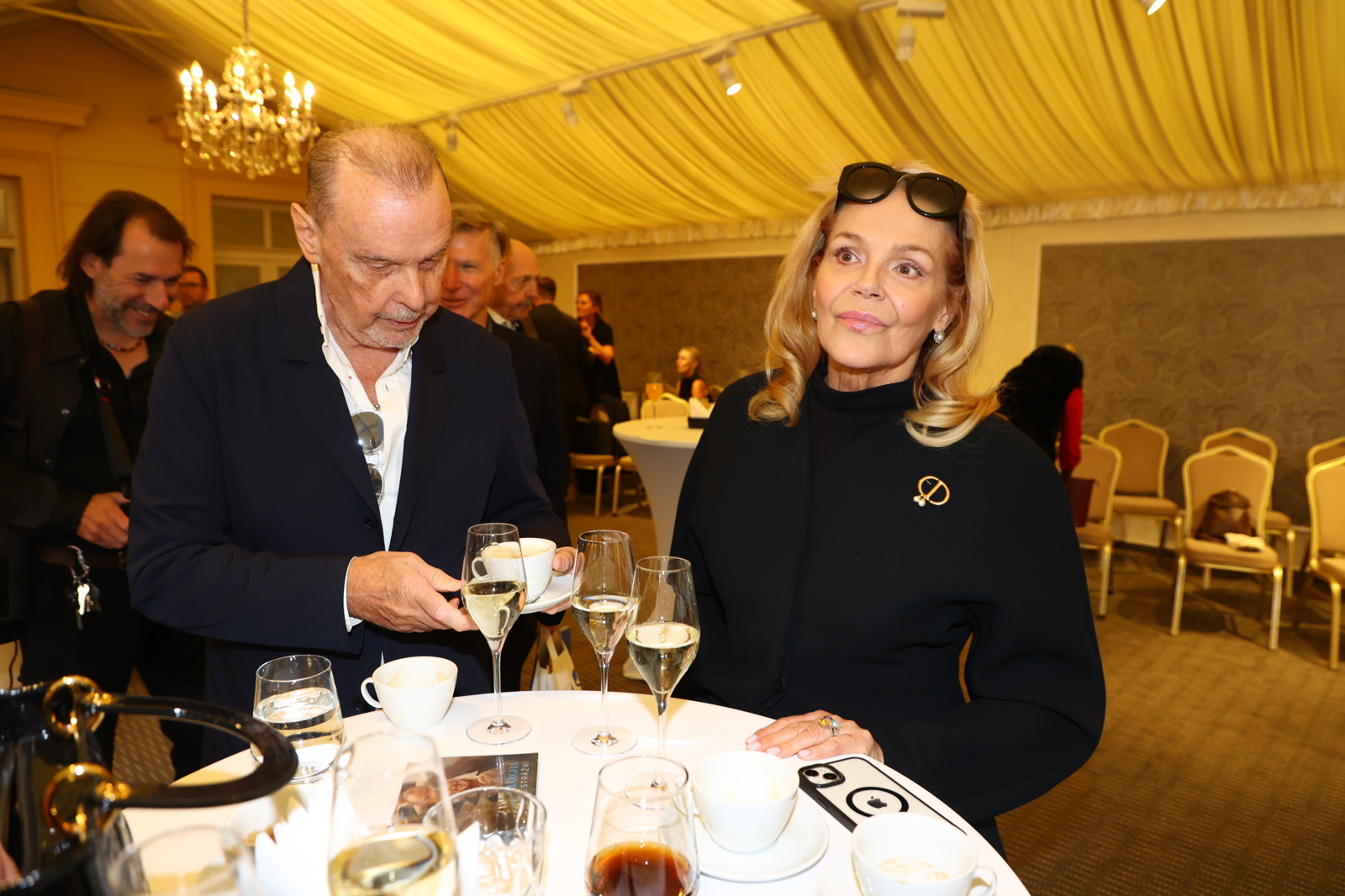 Galerie: Dojemný krok Štefana Margity: Na křtu nechal rozprašovat vůni ...