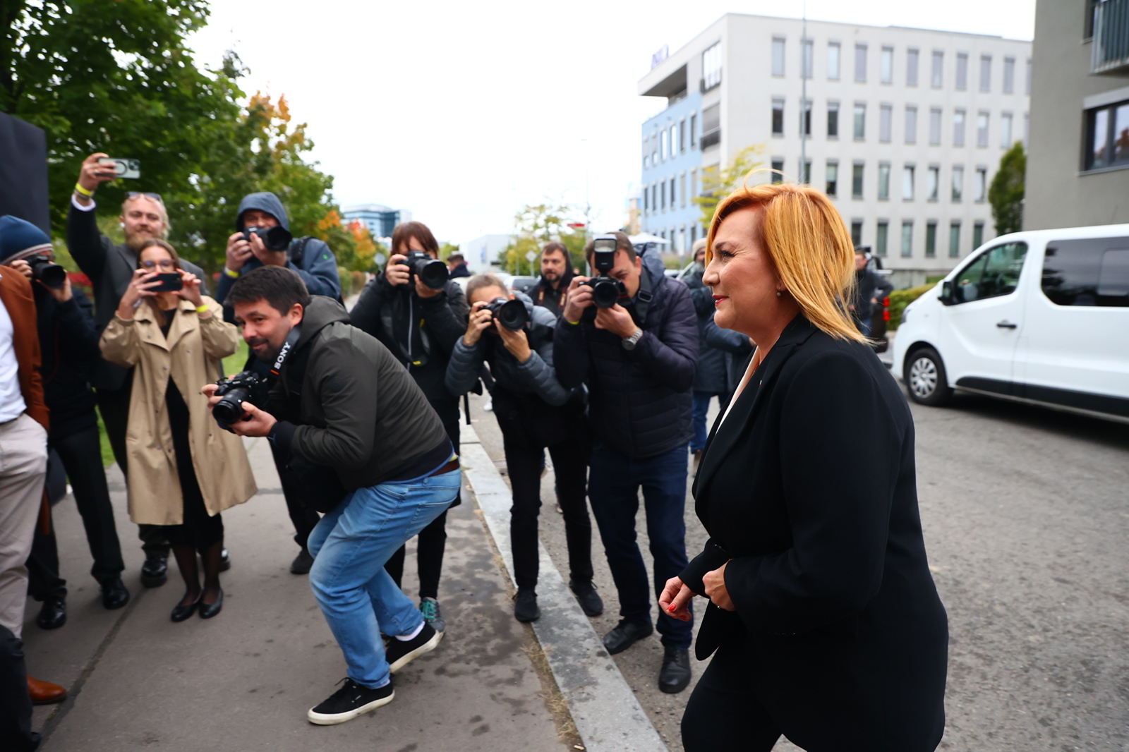 Galerie: Móda po volbách: Eva Decroix v rudé, Alena Schillerová zrzne ...