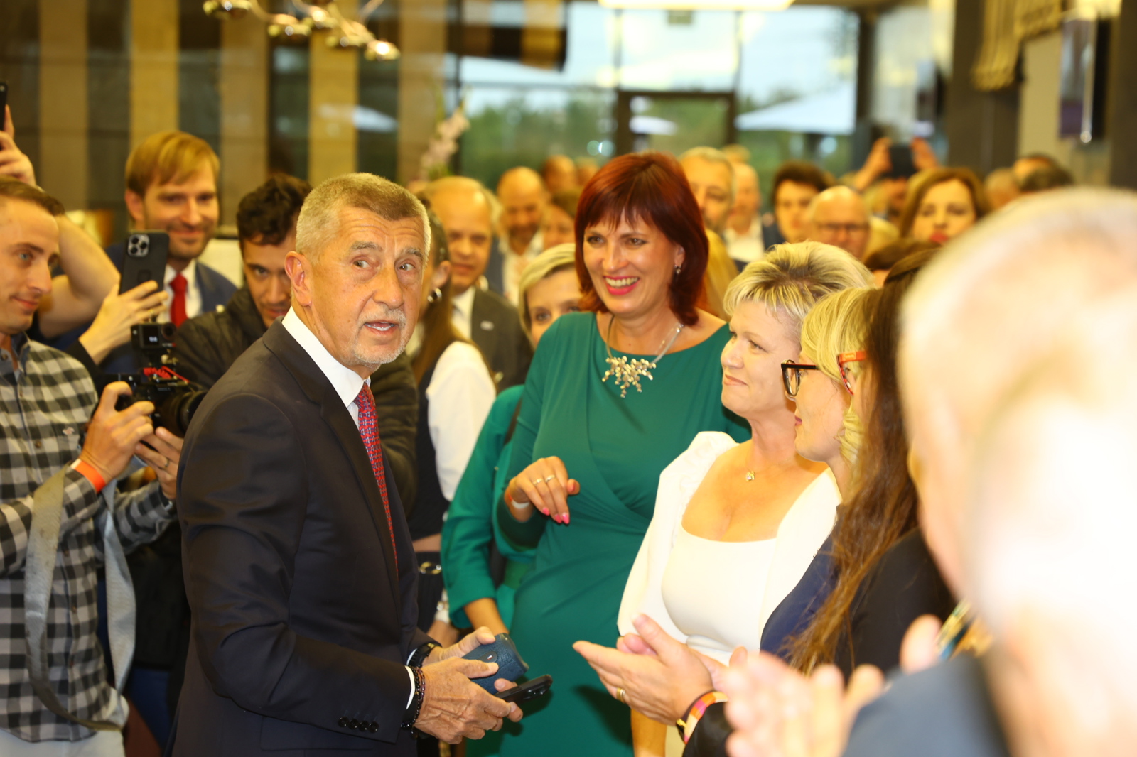 Galerie: Andrej Babiš slavil vítězství ve volbách se synem. Frederik ...