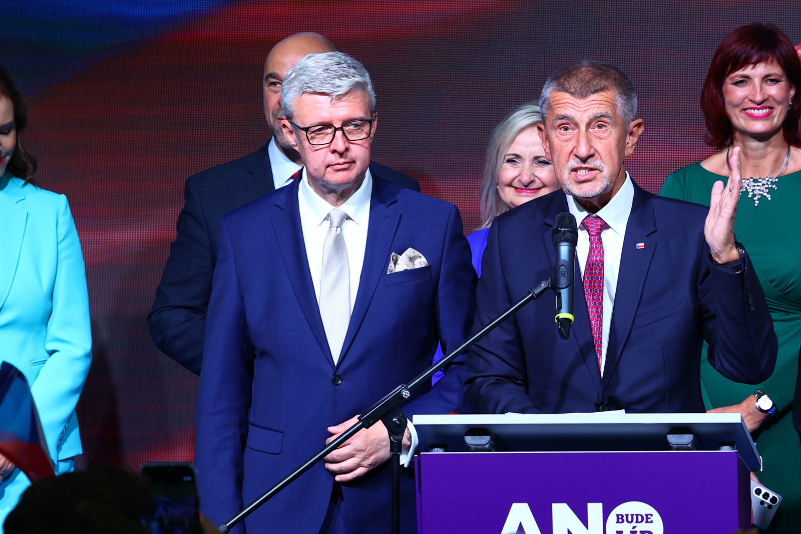 Galerie: Andrej Babiš slavil vítězství ve volbách se synem. Frederik ...