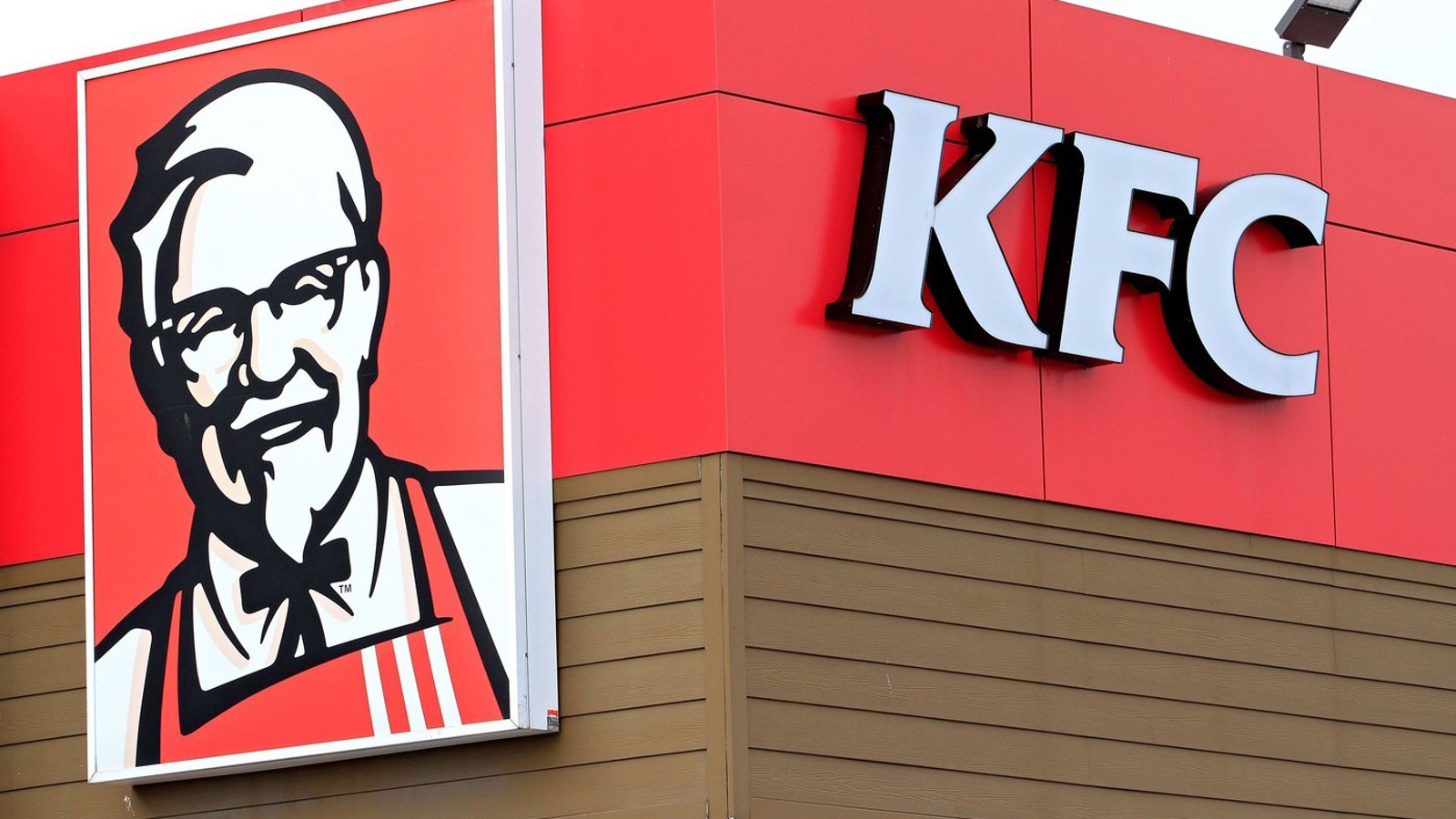 Proklatě nebezpečné kuře? KFC má další malér, v Dejvicích odhalili ...