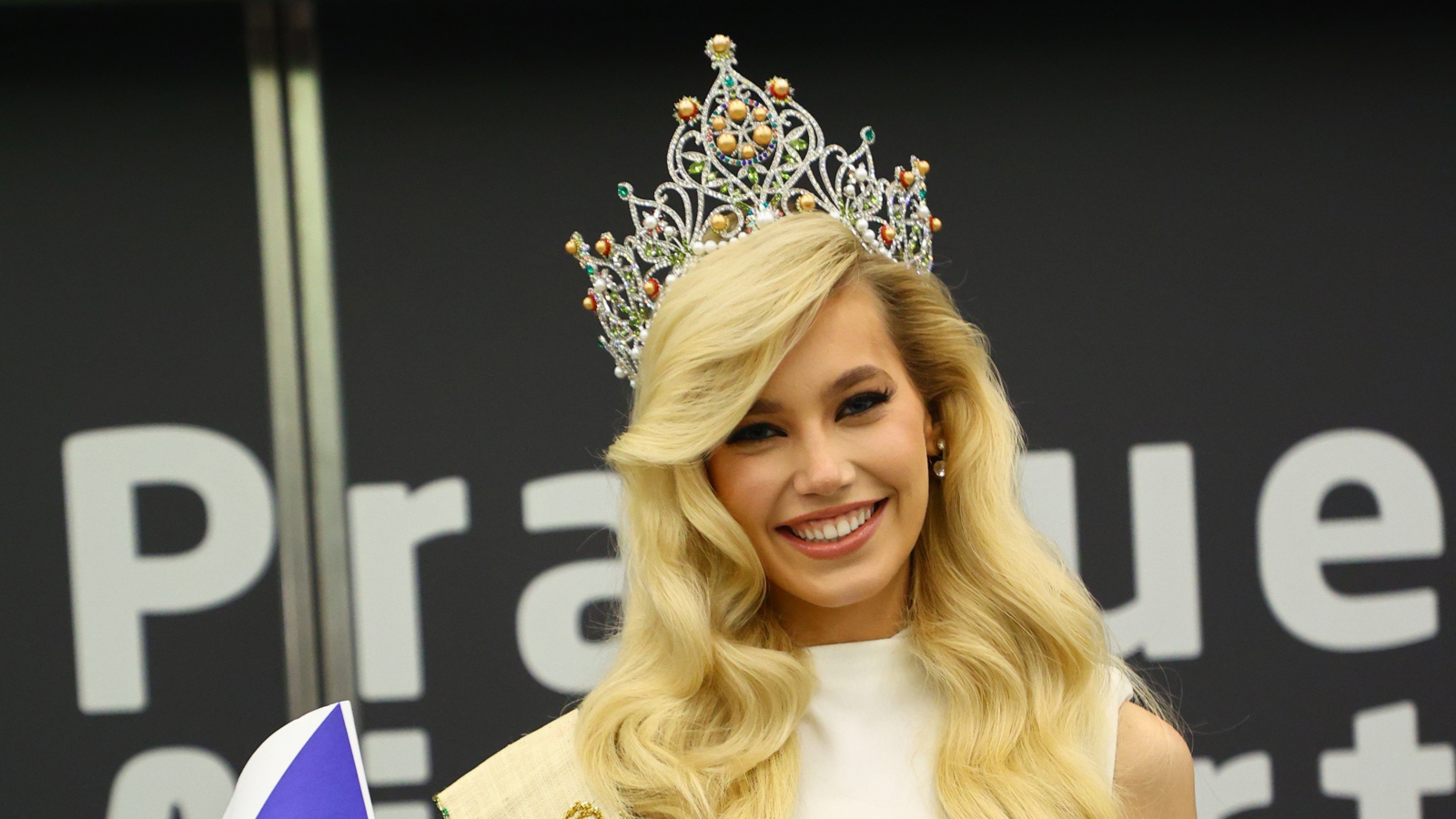 Natálie Puškinová přišla o svou korunku krásy. Česká Miss Earth ...