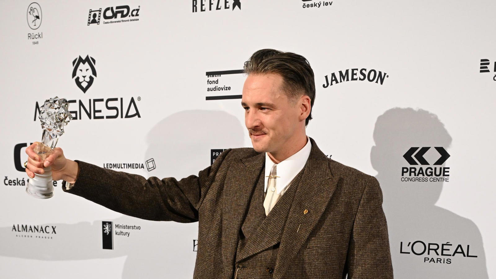 Český lev 2026: Jan Nedbal získal sošku za nejlepší mužský herecký ...